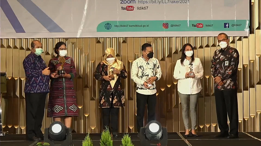 Raih Penghargaan Anugerah Kampus Unggulan 2021 - Universitas Surabaya ... Raih Penghargaan Anugerah Kampus Unggulan 2021 - Universitas Surabaya ...